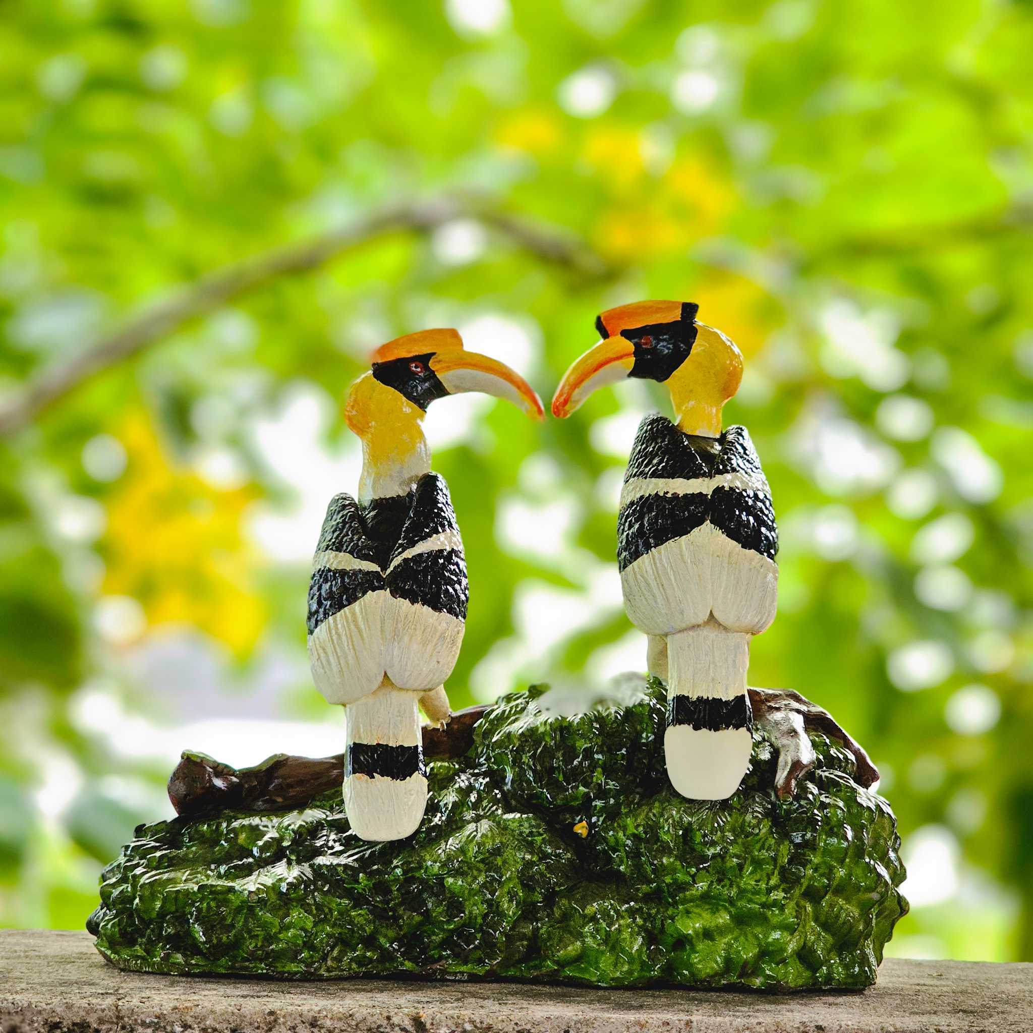A Hornbill couple - resin sculpture - MemoryTrain Creatives Private Limited
